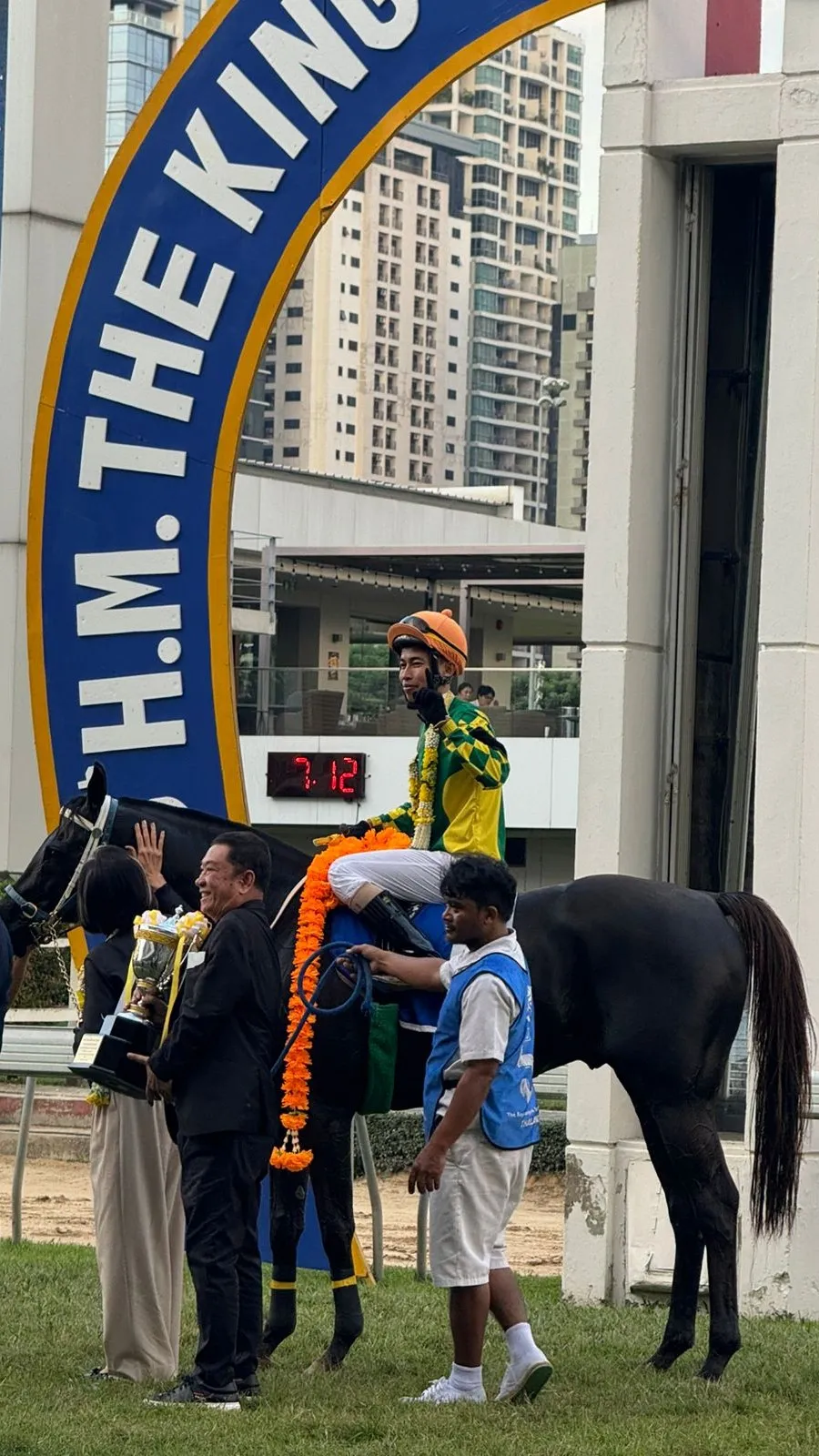 Sensasi Menonton Pacuan Kuda di Tengah Kota Bangkok, Jadi Saksi